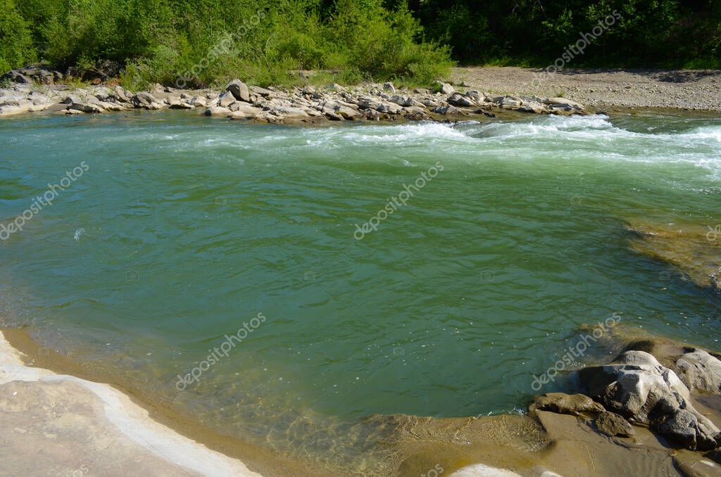 río de montaña entre acantilados. aguas cristalinas azules del río. 2023