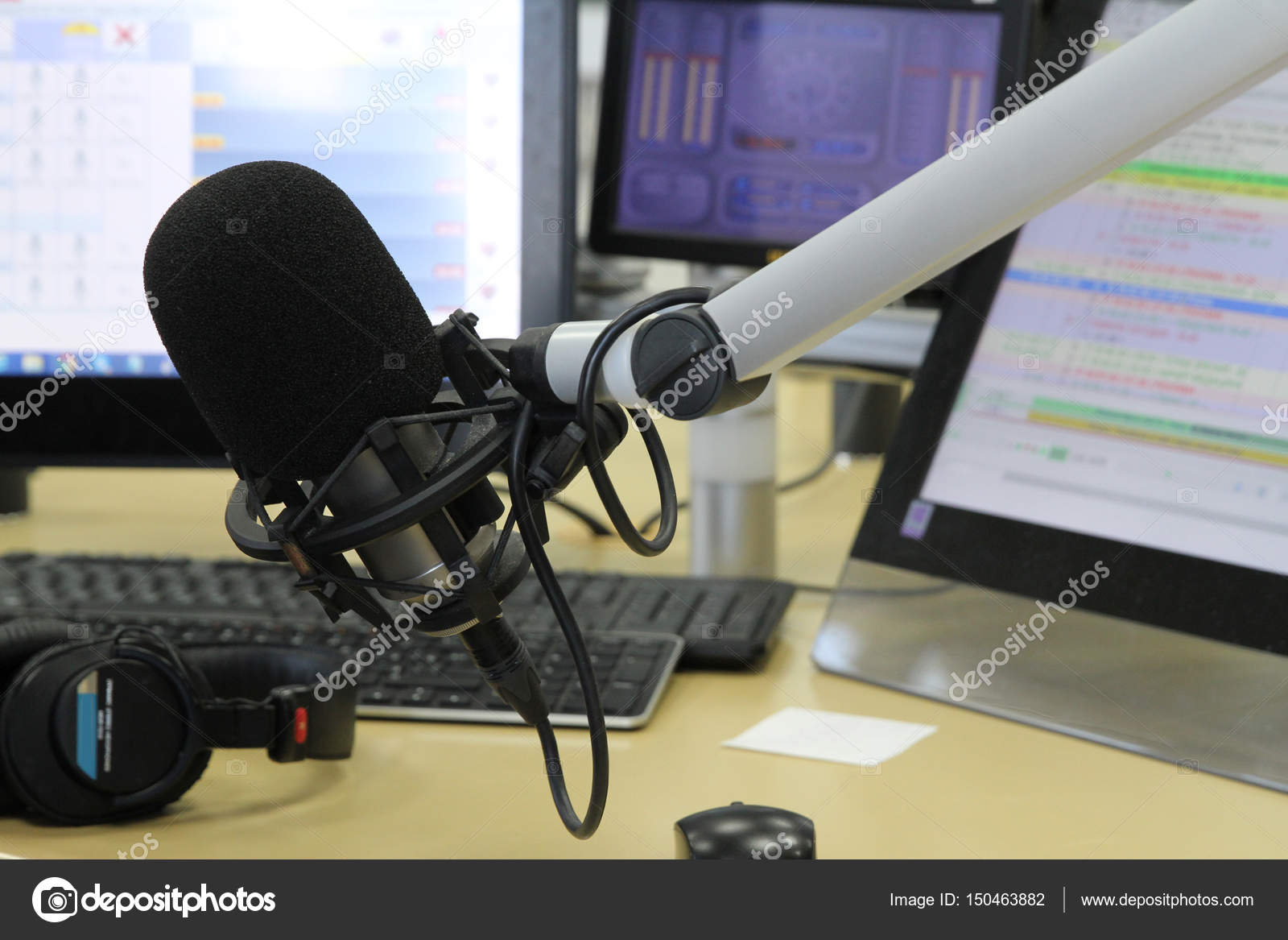 Radio station. Microphone in a recording studio — Stock Photo ...