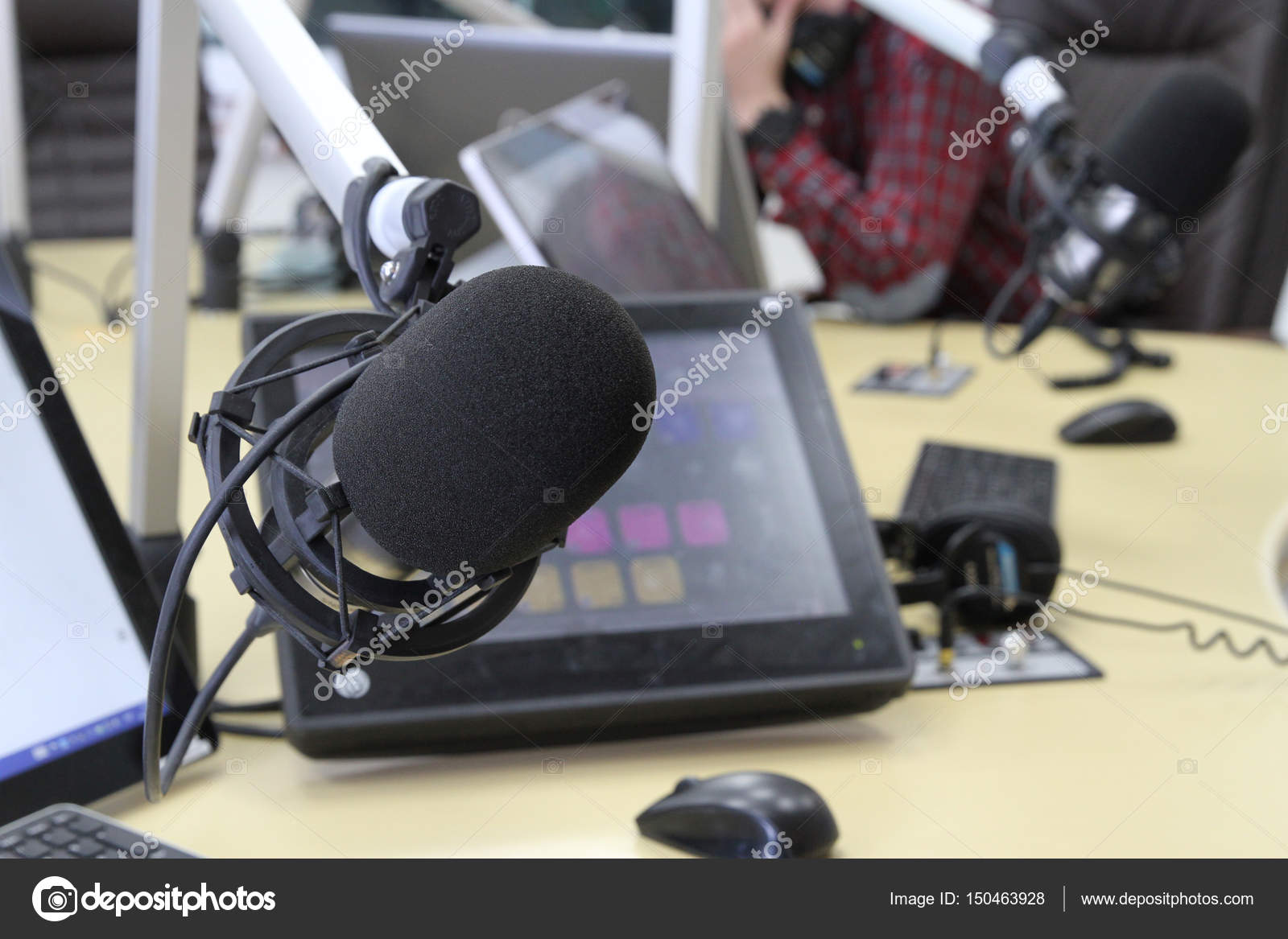 Radio station. Microphone in a recording studio — Stock Photo ...