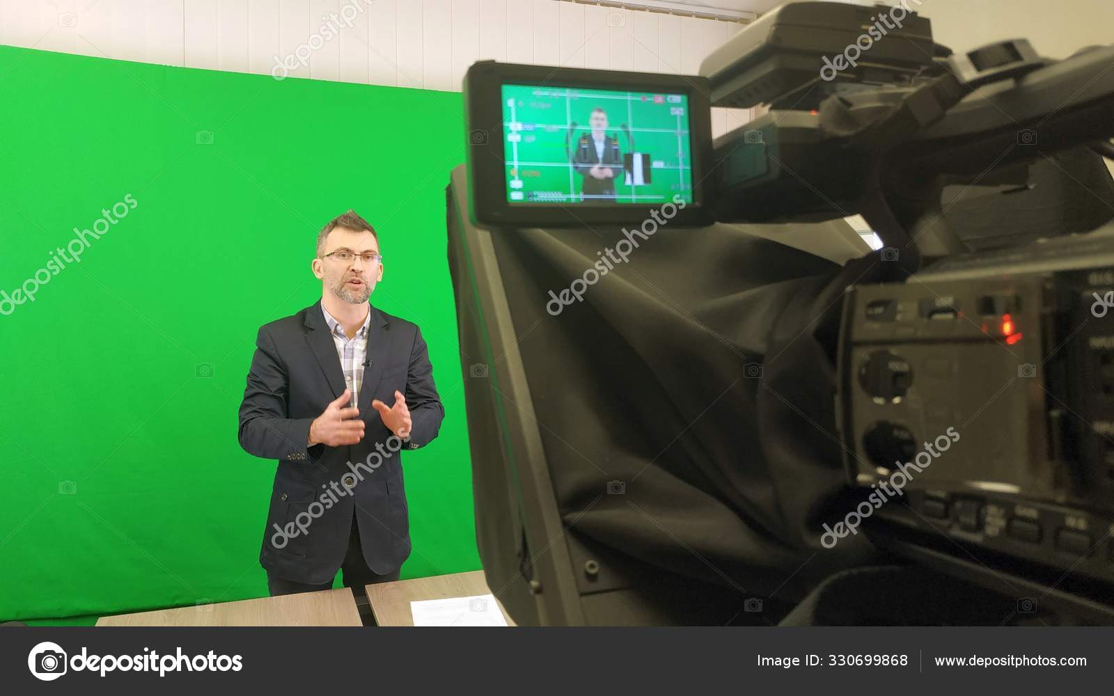 A blogger is recording a video on a green background. Record a v ...