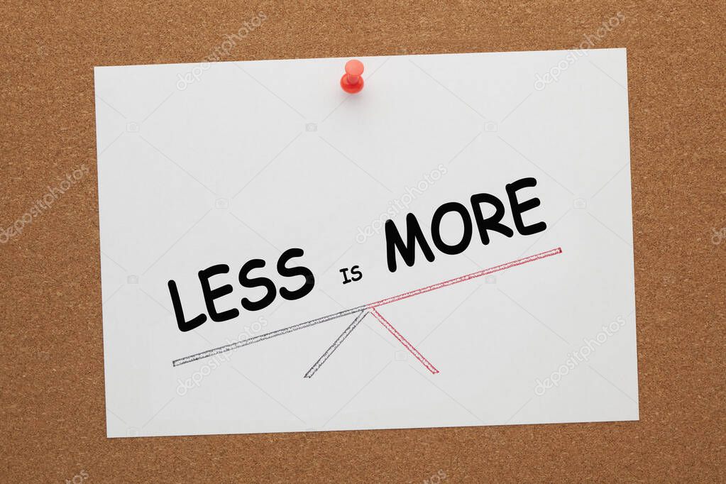 Escala de dibujo con palabras menos es más en la hoja de papel blanco ...