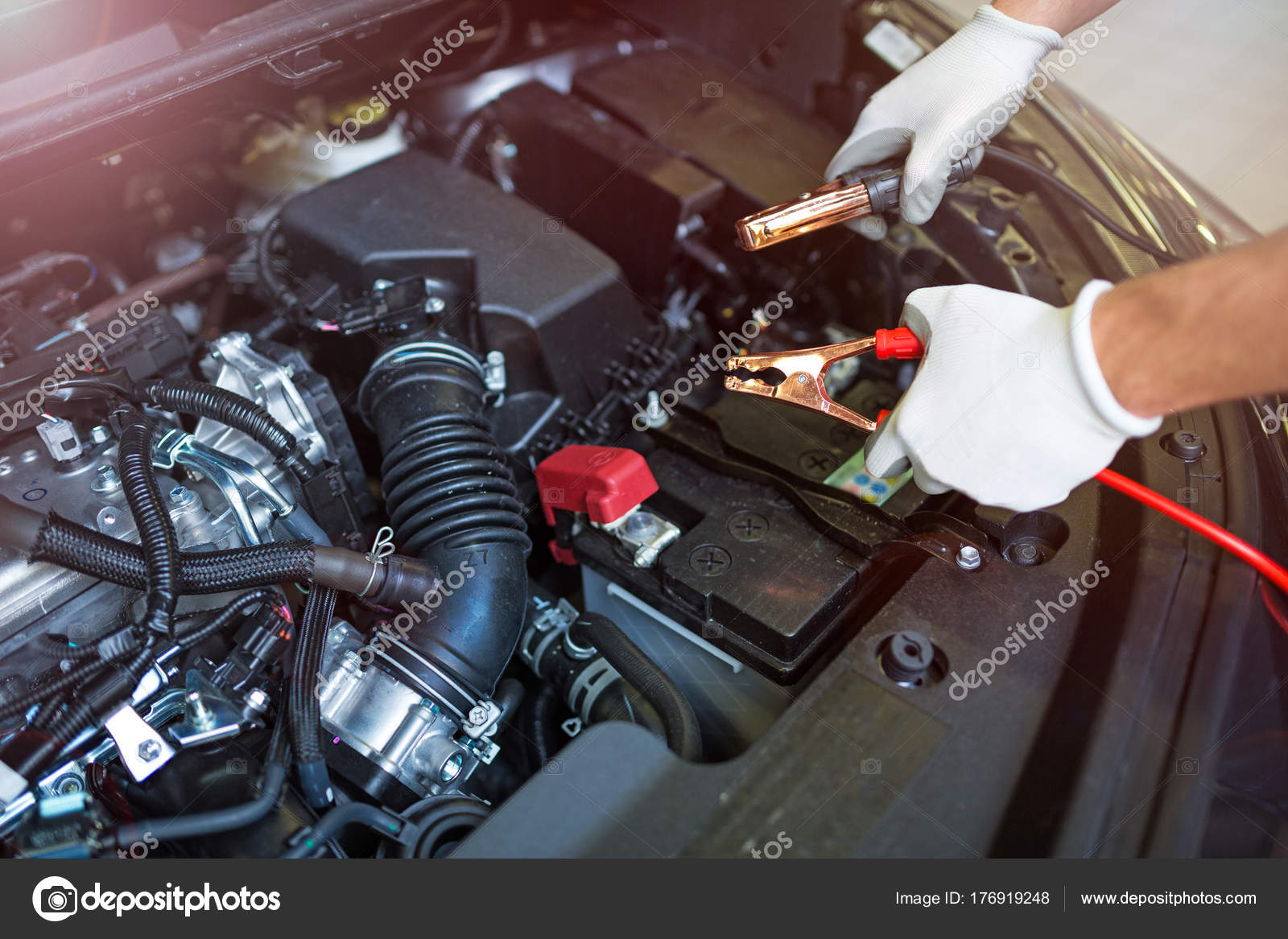 Mechanic Working Engine Auto Repair Shop — Stock Photo © pikselstock ...