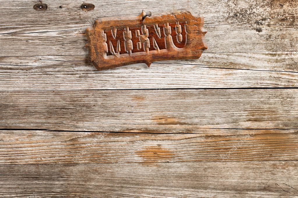 signo de menú de estilo retro clavado en fondo de madera envejecida 2022
