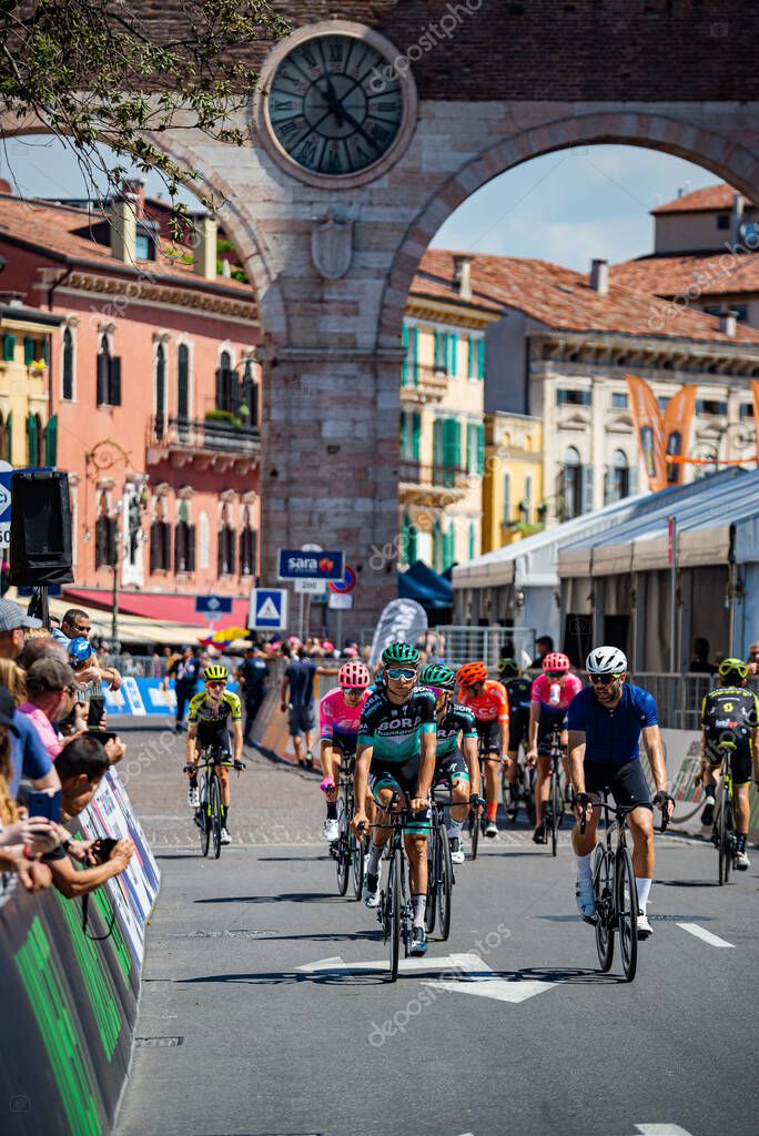 Verona, Italia 2 de junio de 2019: Davide Formolo, BORA - Hansgrohe Team, en reconocimiento a la ...
