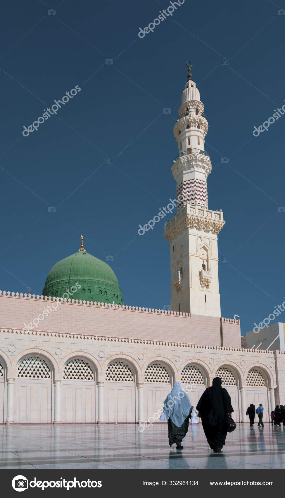 Muselman pilgrimer på förening av Nabawi moské, Medina Saudiarabiska A ...