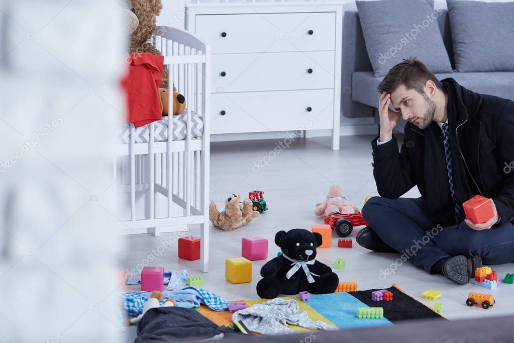 Papá sentado en el suelo 2024