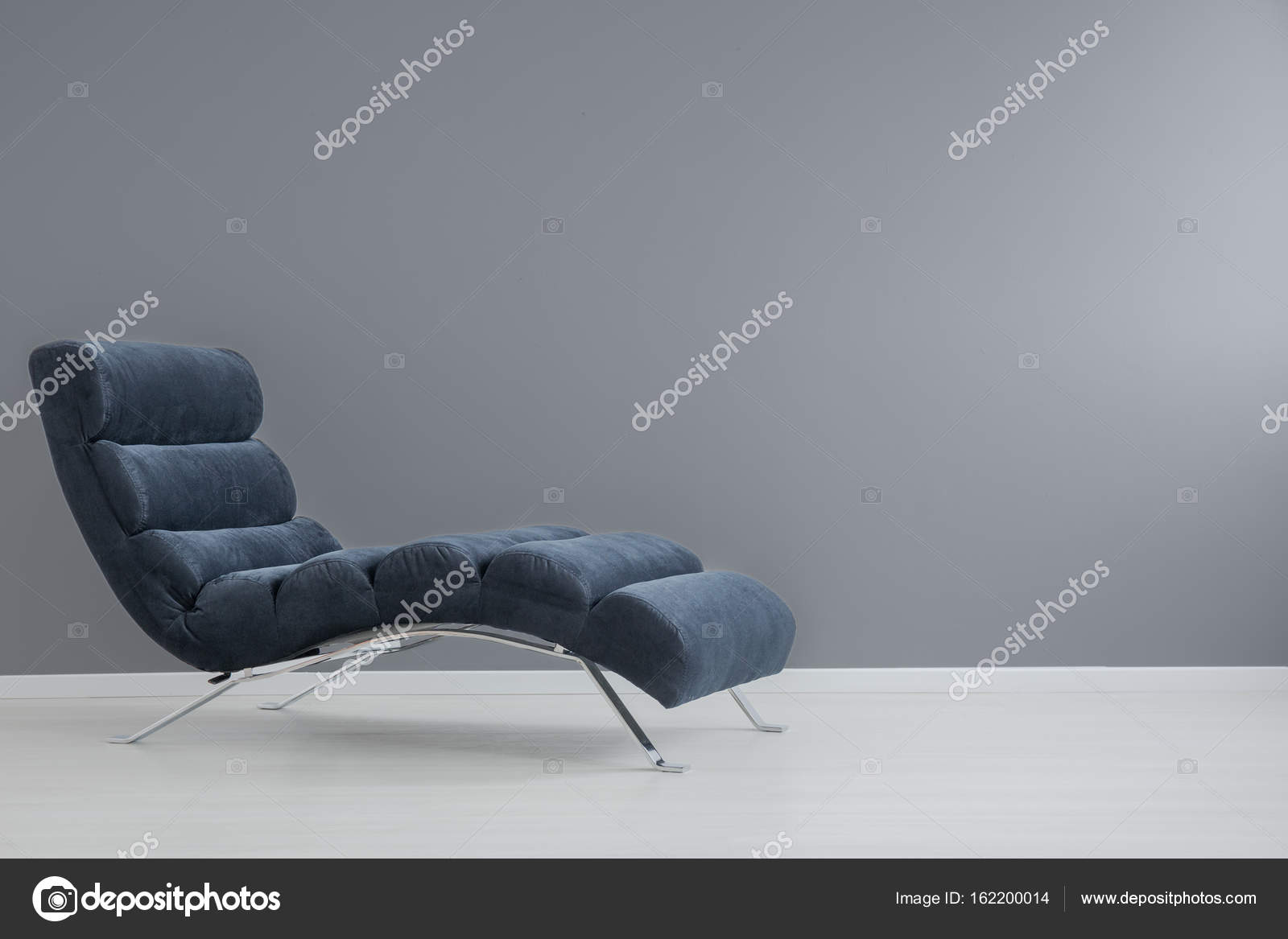 Chaise lounge azul marino — Foto de stock #162200014 © photographee.eu
