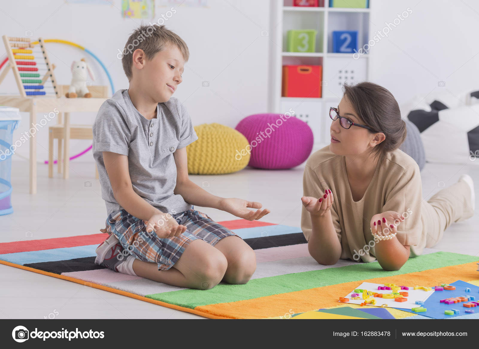 Kid sitting on floor shrugging — Stock Photo © photographee.eu #162883478
