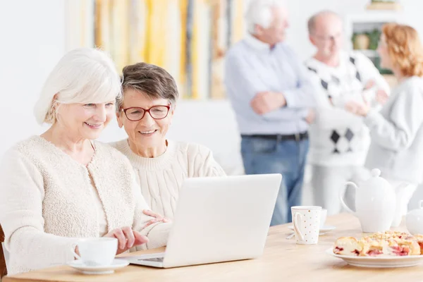 Elderly using technology Stock Photos, Royalty Free Elderly using ...