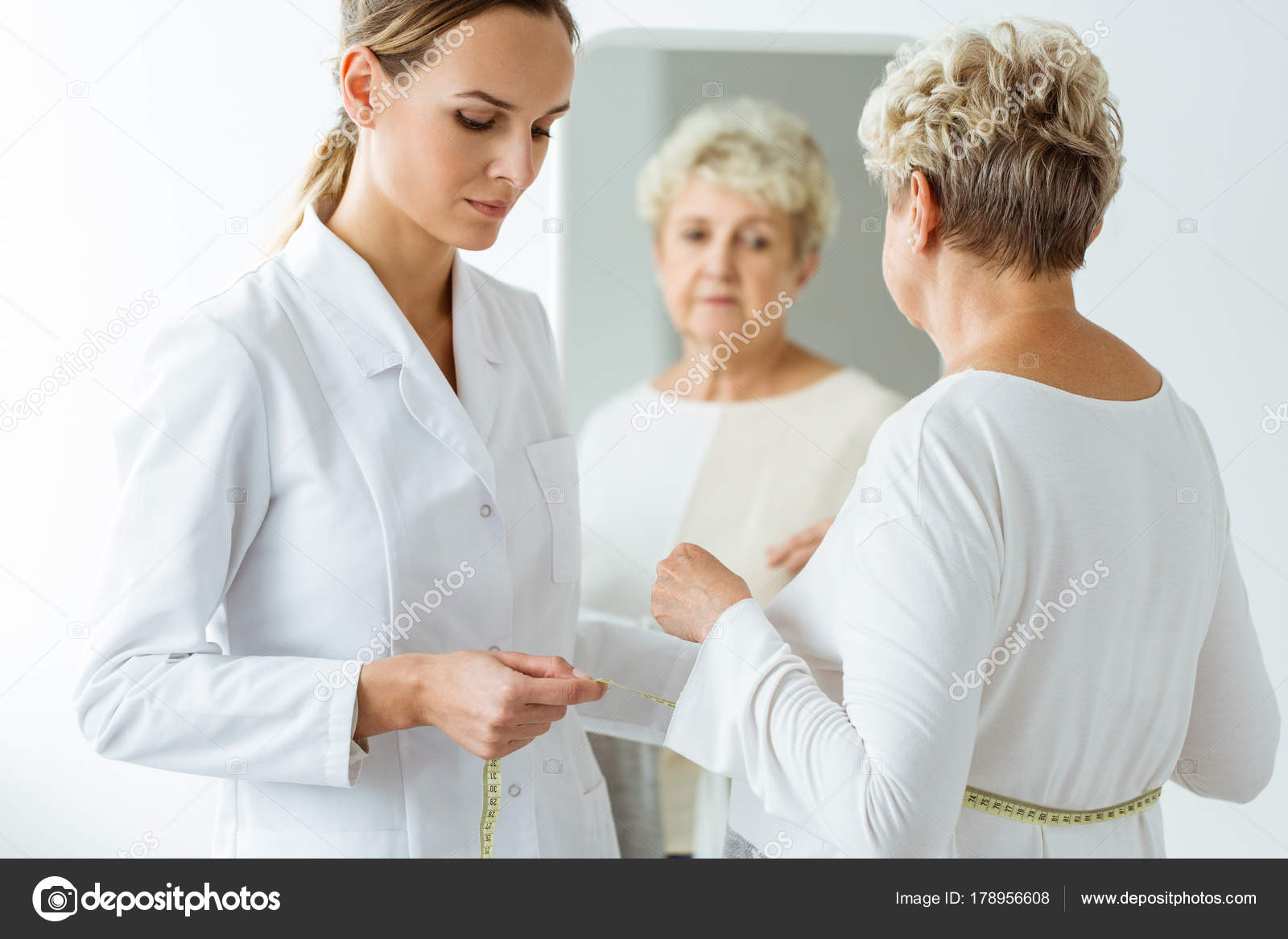 Nutritionist measuring patient's body circumference — Stock Photo ...