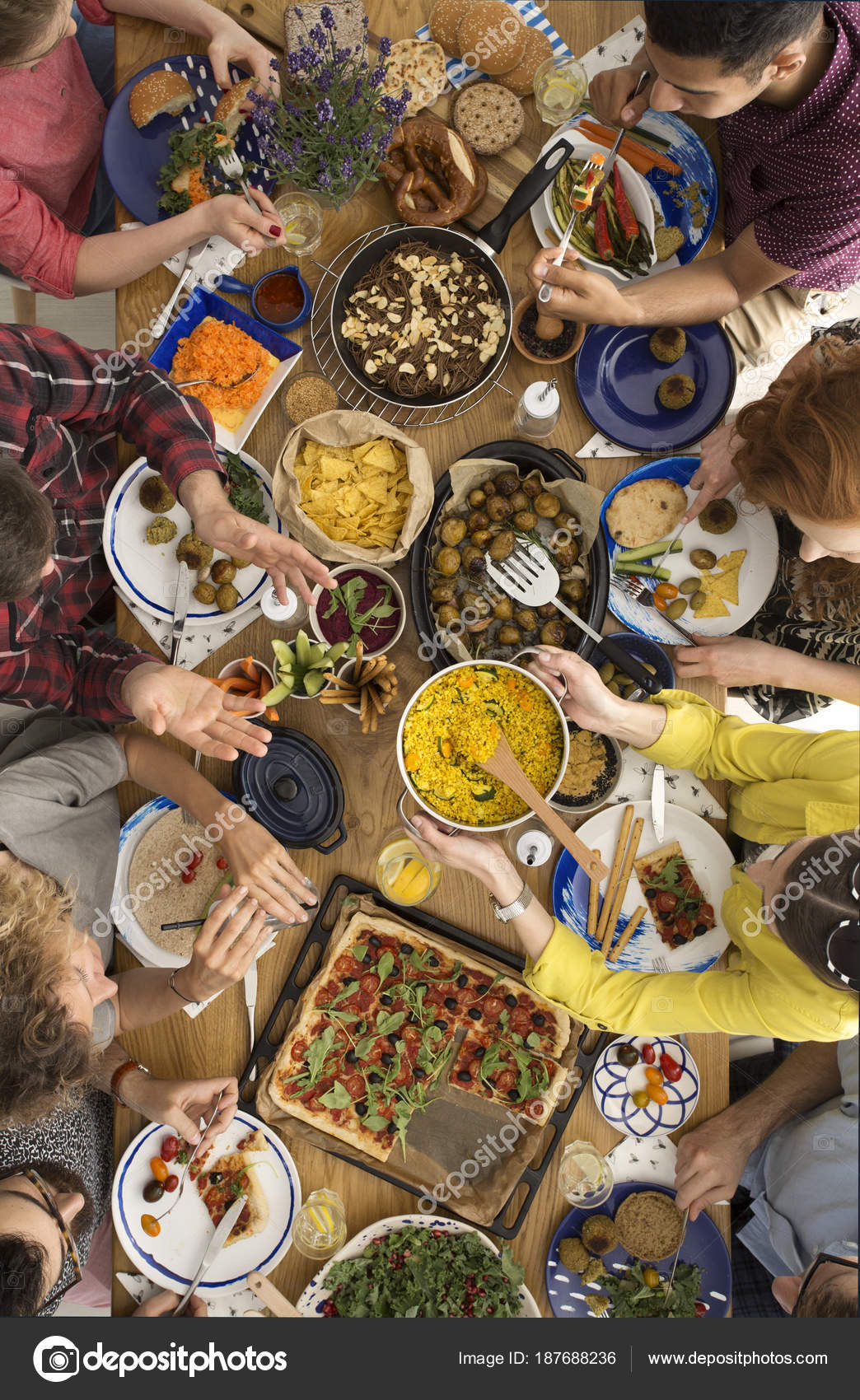 Personas compartiendo comida en la mesa: fotografía de stock ...