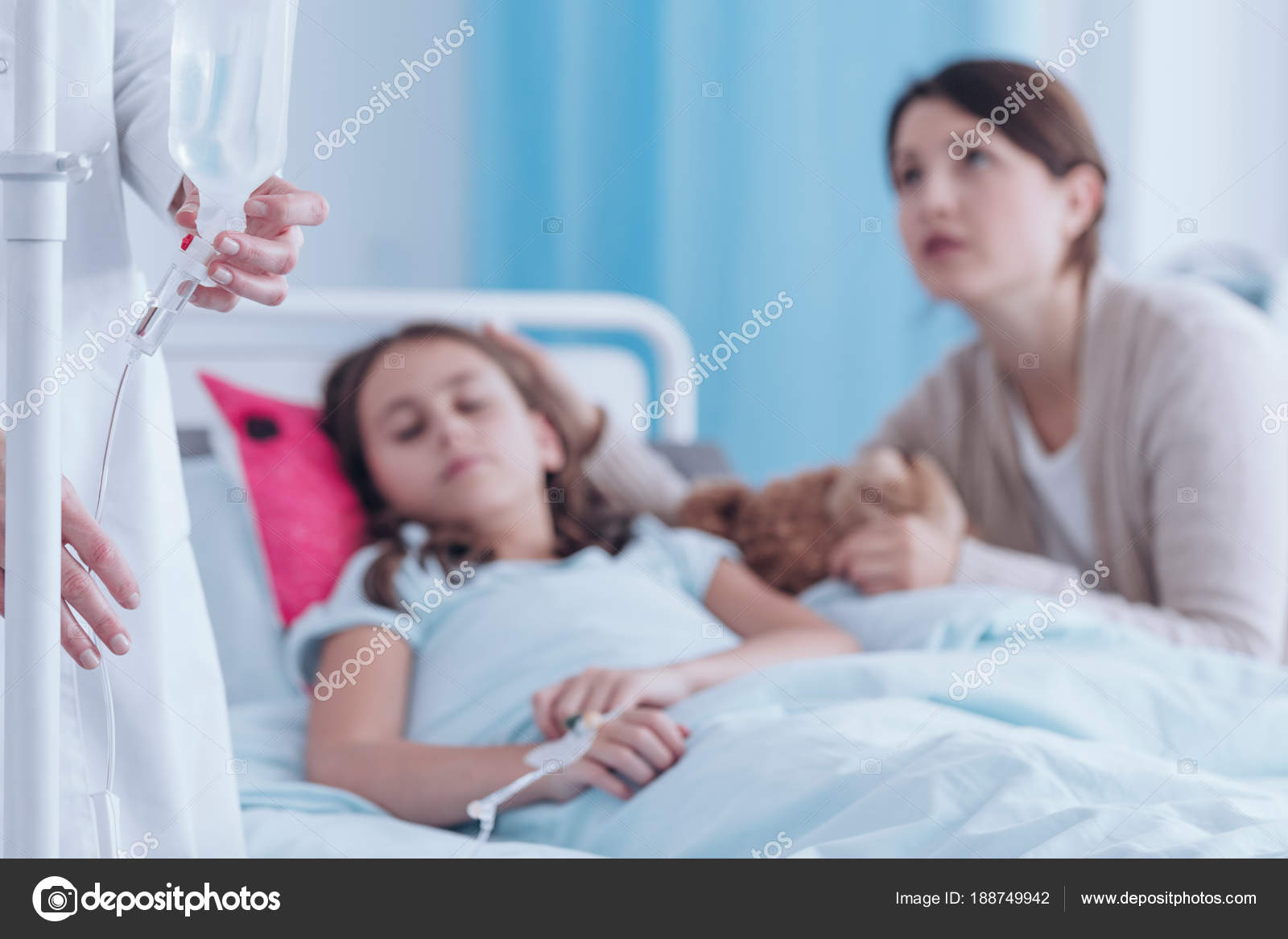 Fotos de Enfermera cambiando un goteo - Imagen de © photographee.eu #188749942