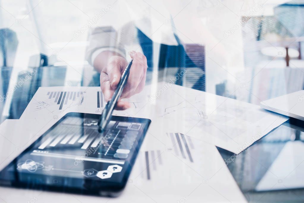 La mano de la mujer de primer plano tocando la pantalla de la tableta ...