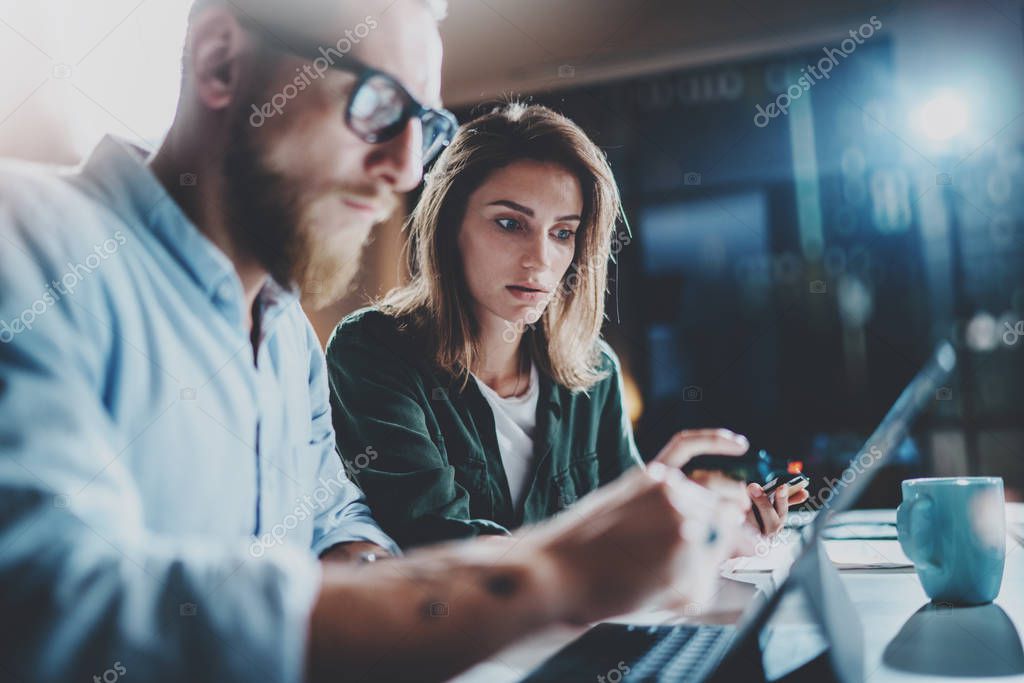 Concepto de trabajo en equipo.Equipo del proyecto conversando en la ...