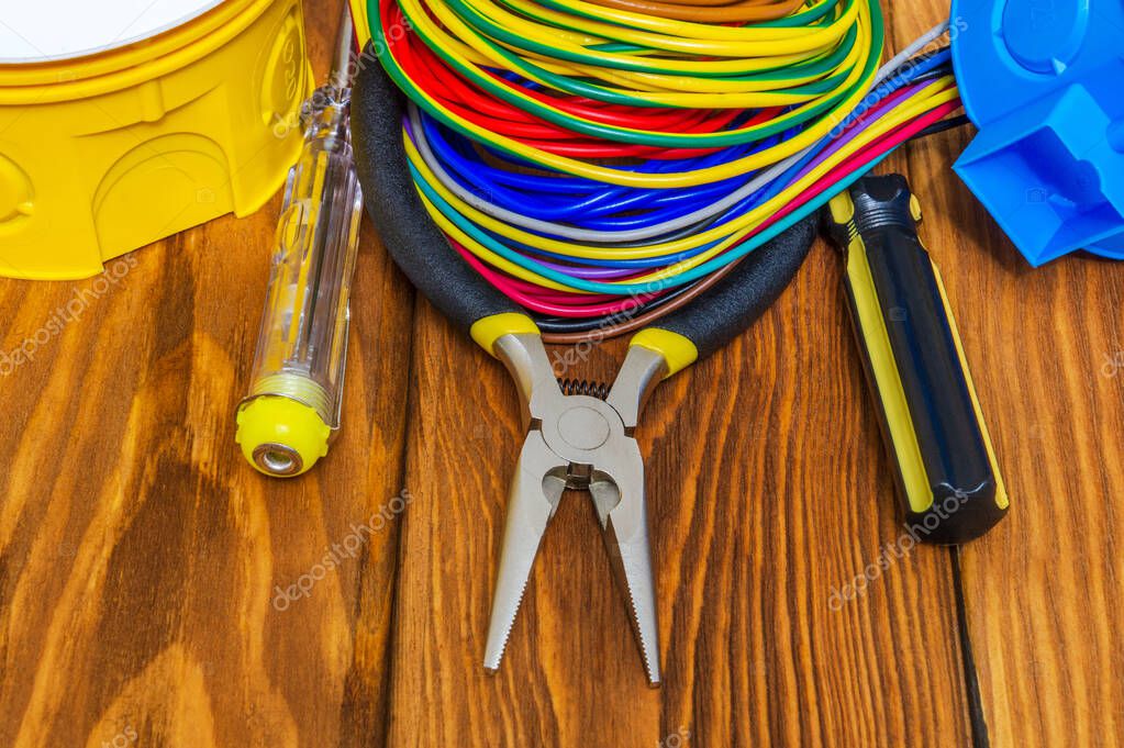 Cajas de conexiones eléctricas con cable y herramienta utilizadas en el ...
