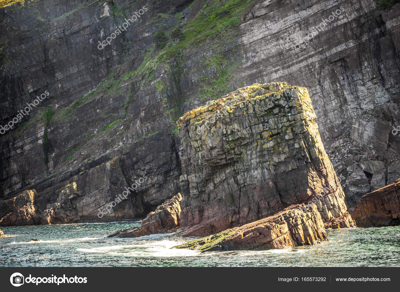 Beautiful rocks by the cliffs of Newfoundland, Canada — Stock Photo ...