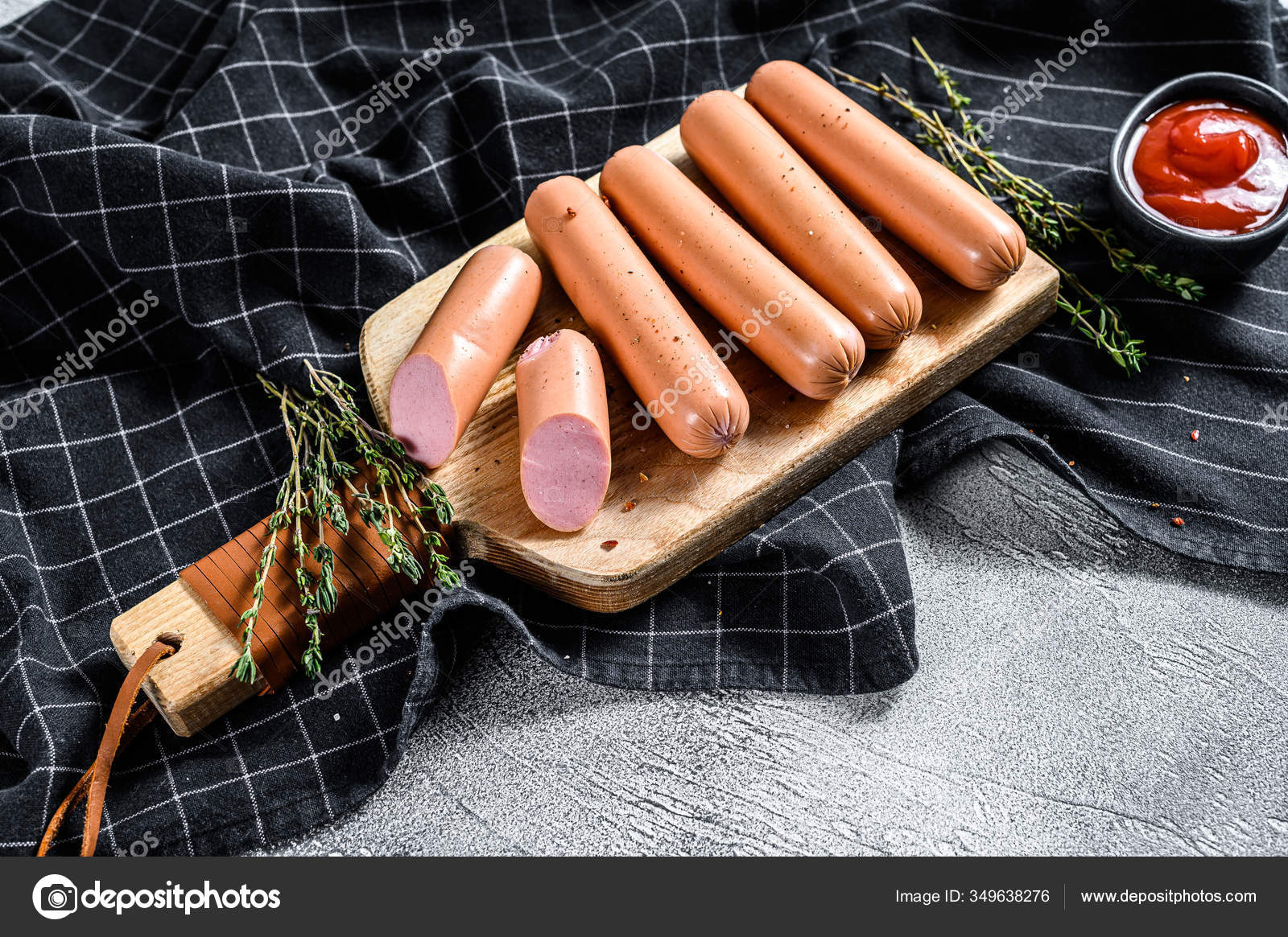 Saucisses Classiques Porc Bouillies Sur Une Planche Découper Avec Romarin — Photo de stock par ...