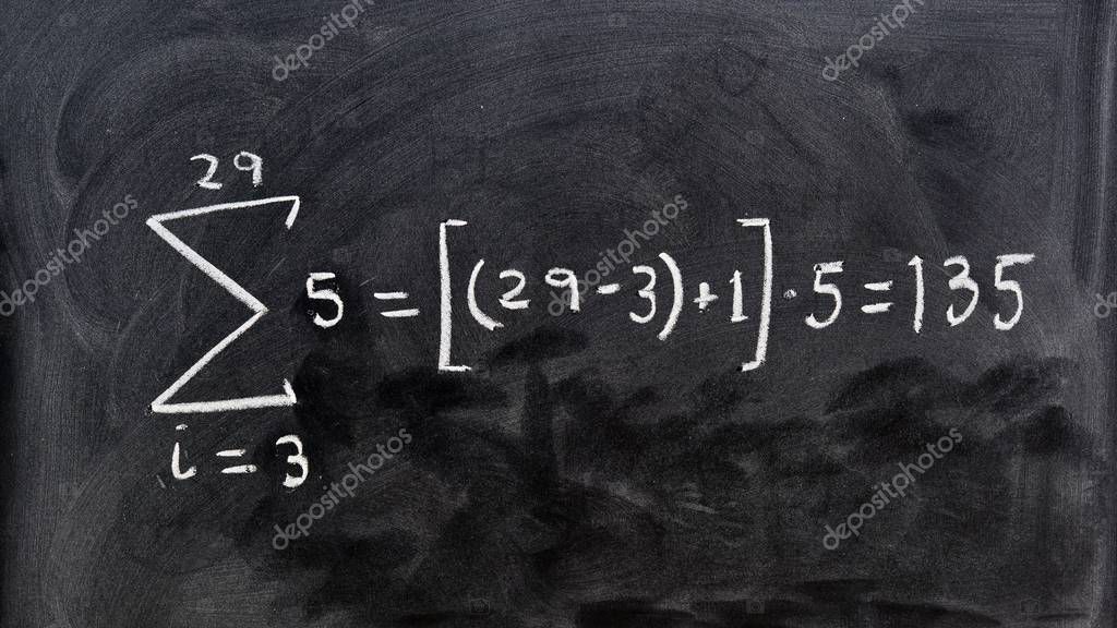 Operación matemática escrita a mano con una tiza en la pizarra 2024