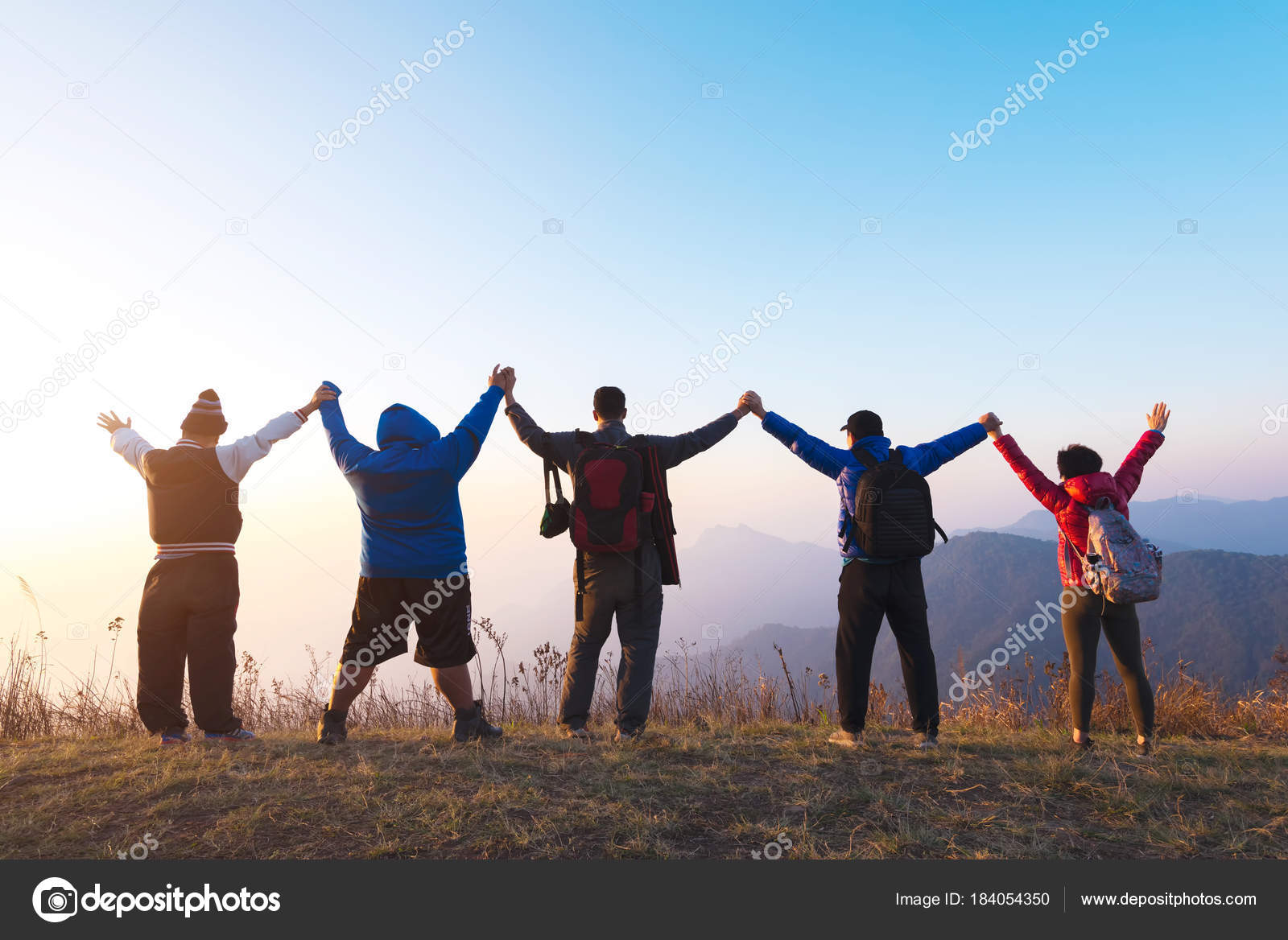 Group Four People Stands Top Mountain Winner Pose Team Teamwork — Stock ...