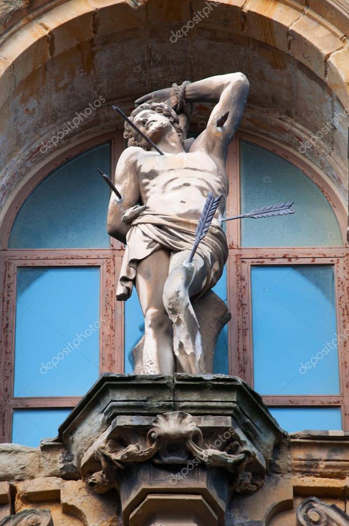 Donostia-San Sebastián: la estatua de San Sebastián atravesada por ...