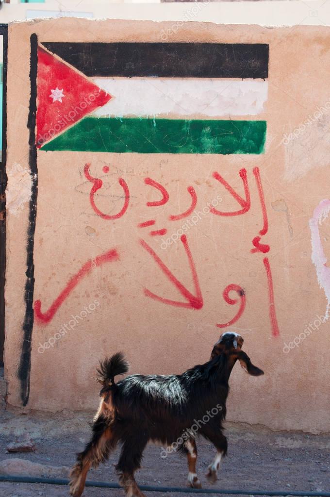 Oriente Medio: una cabra y una bandera jordana pintadas en una pared de ...