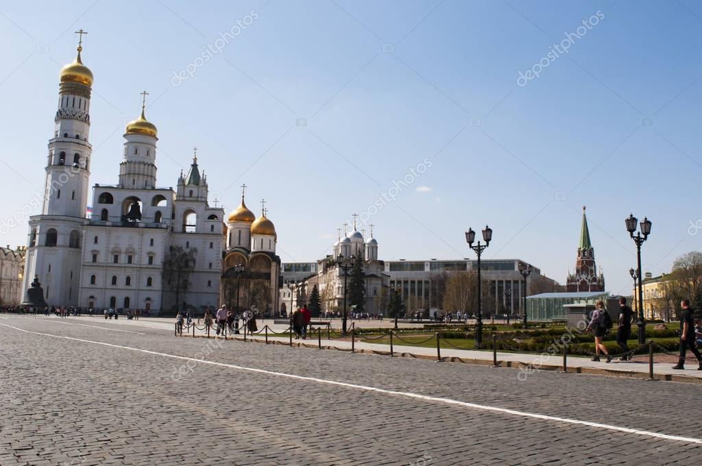 Rusia: dentro del Kremlin de Moscú con vista al Gran Campanario Iván ...
