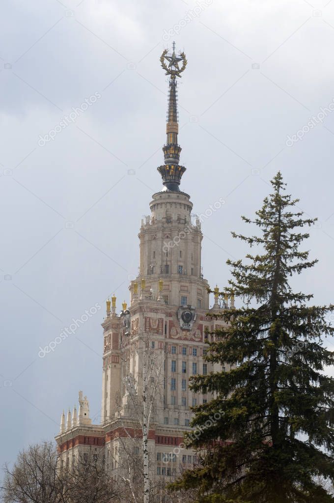 Rusia: la torre principal de la Universidad Estatal de Moscú, una de ...