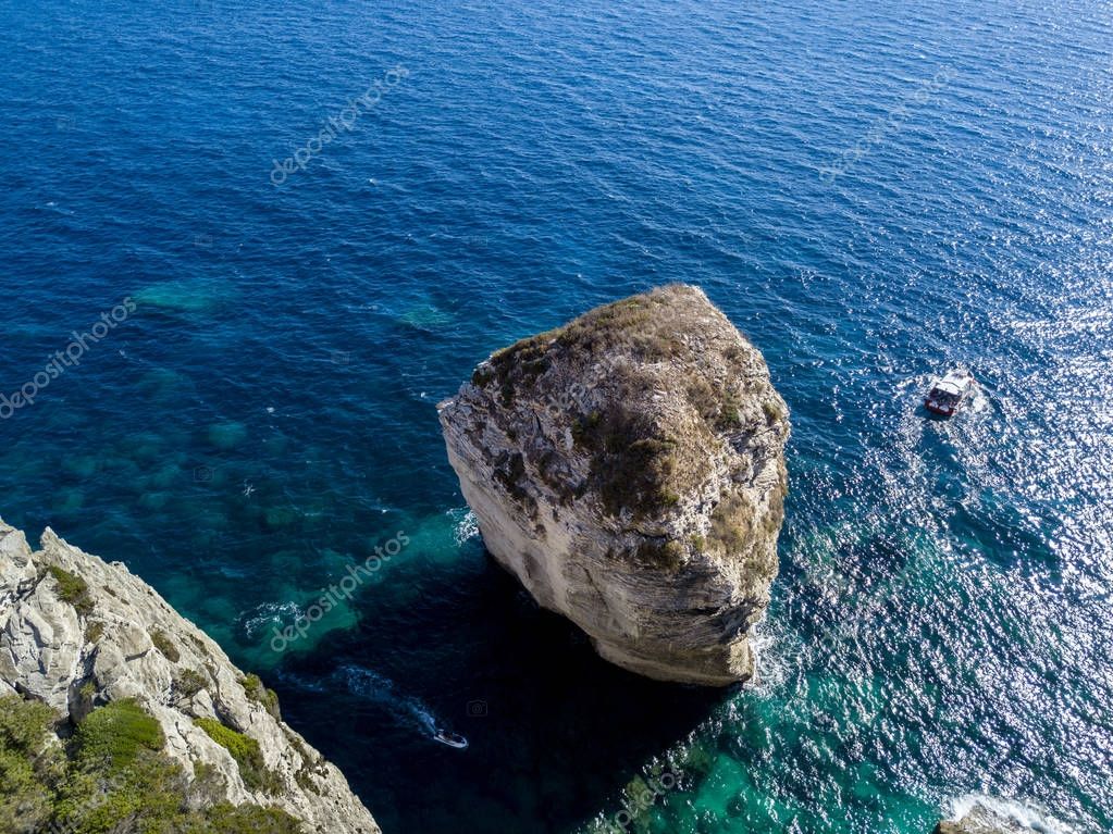 Vista aérea sobre acantilados de piedra caliza blanca, acantilados ...
