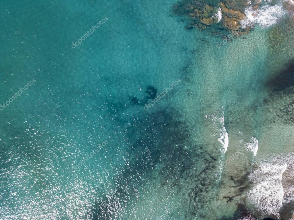Vista aérea de rocas sobre el mar. Visión general del fondo marino ...