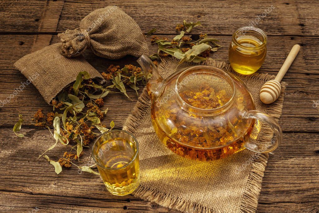 Té de tilo. Flores fragantes secas. Desayuno soleado por la mañana ...