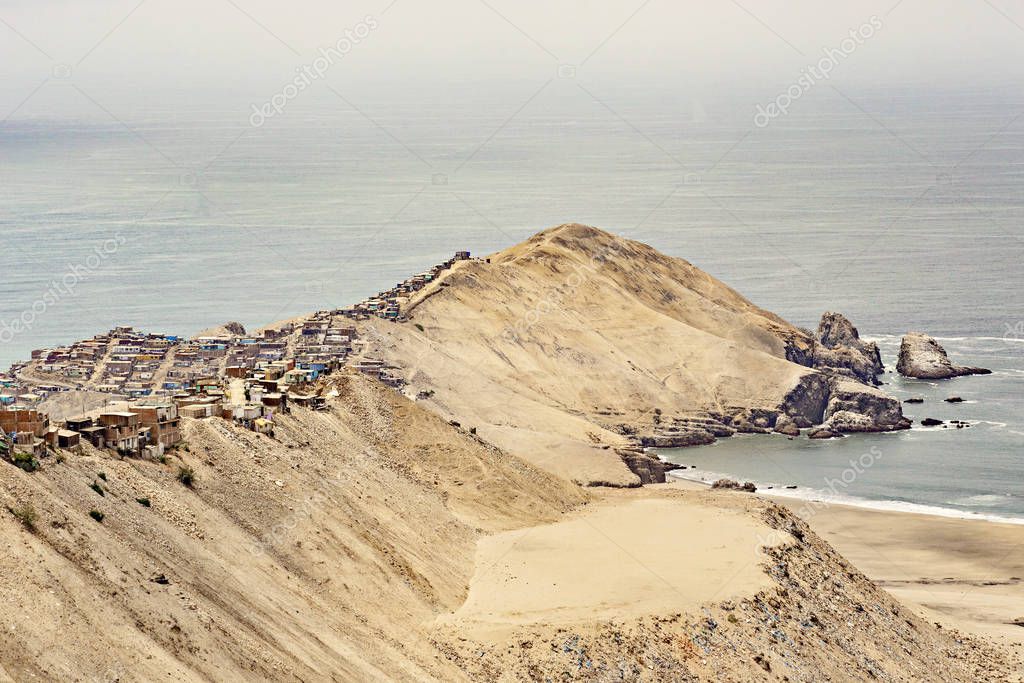 LIMA, PERÚ - Diciembre 2019: Vista de los barrios marginales de Lima ...