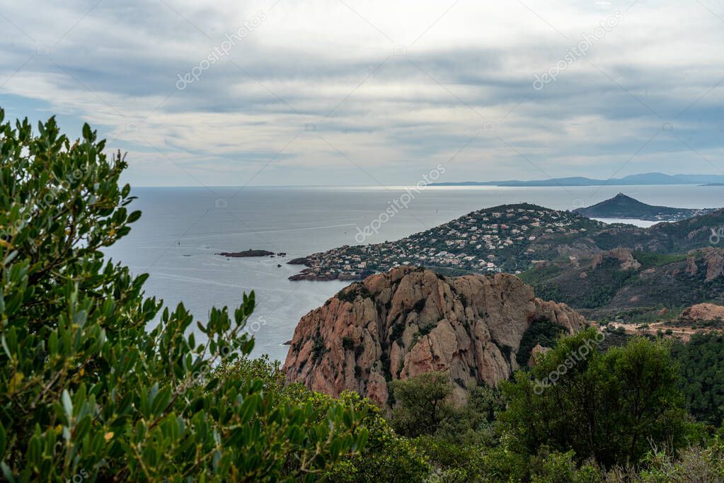 cap roux sendero de senderismo En las rocas rojas de las montañas de ...