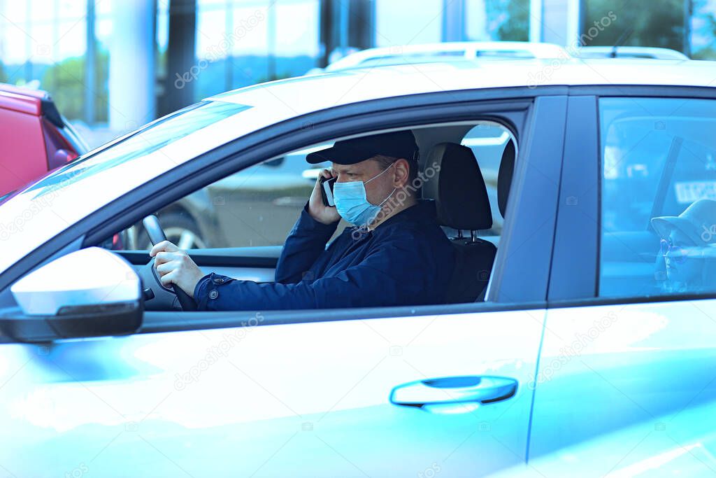 Conductor masculino concentrado en una máscara protectora, con una ...