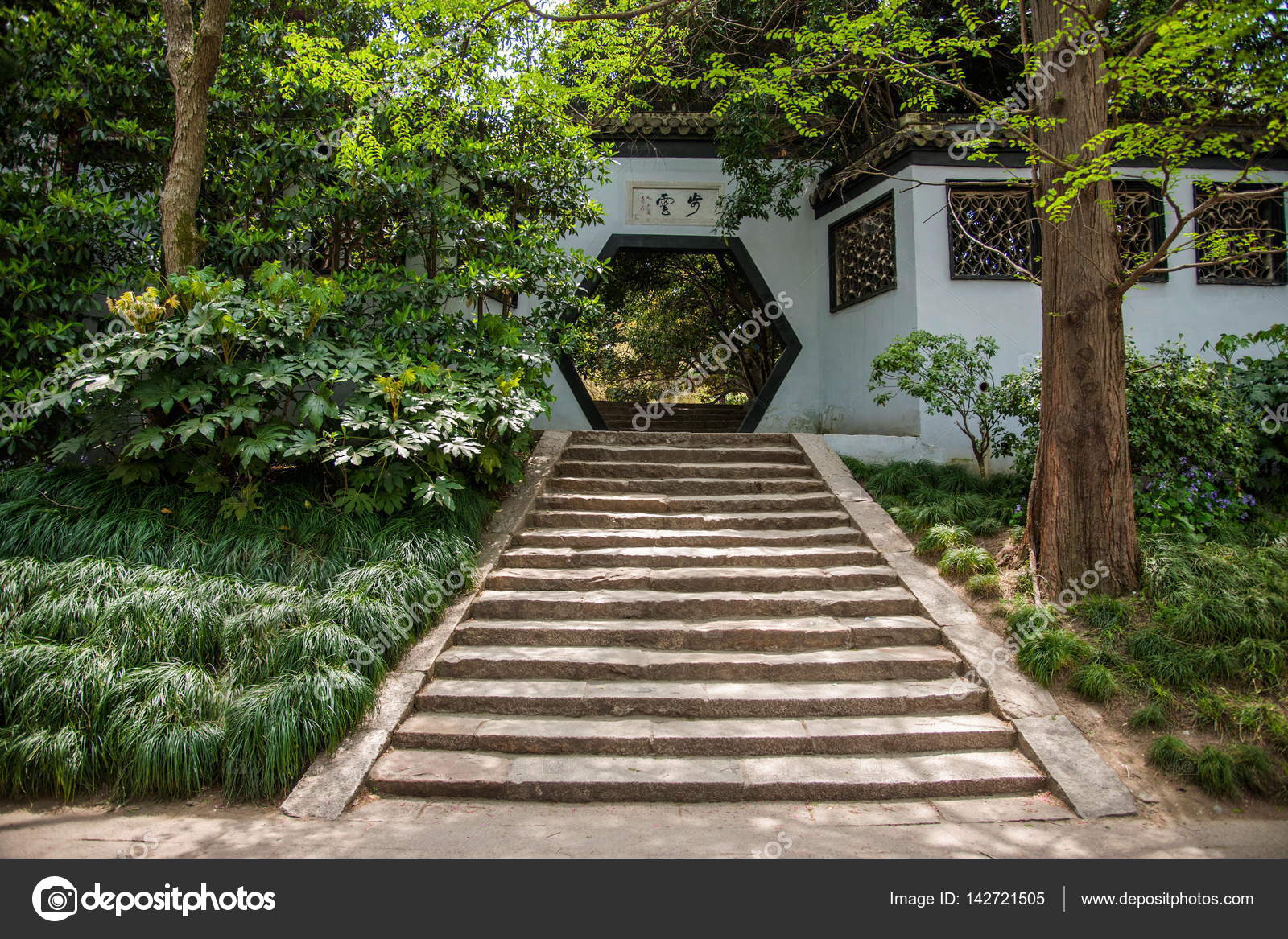 Yangzhou Slender West Lake Fahai Temple backyard of the long ladder ...