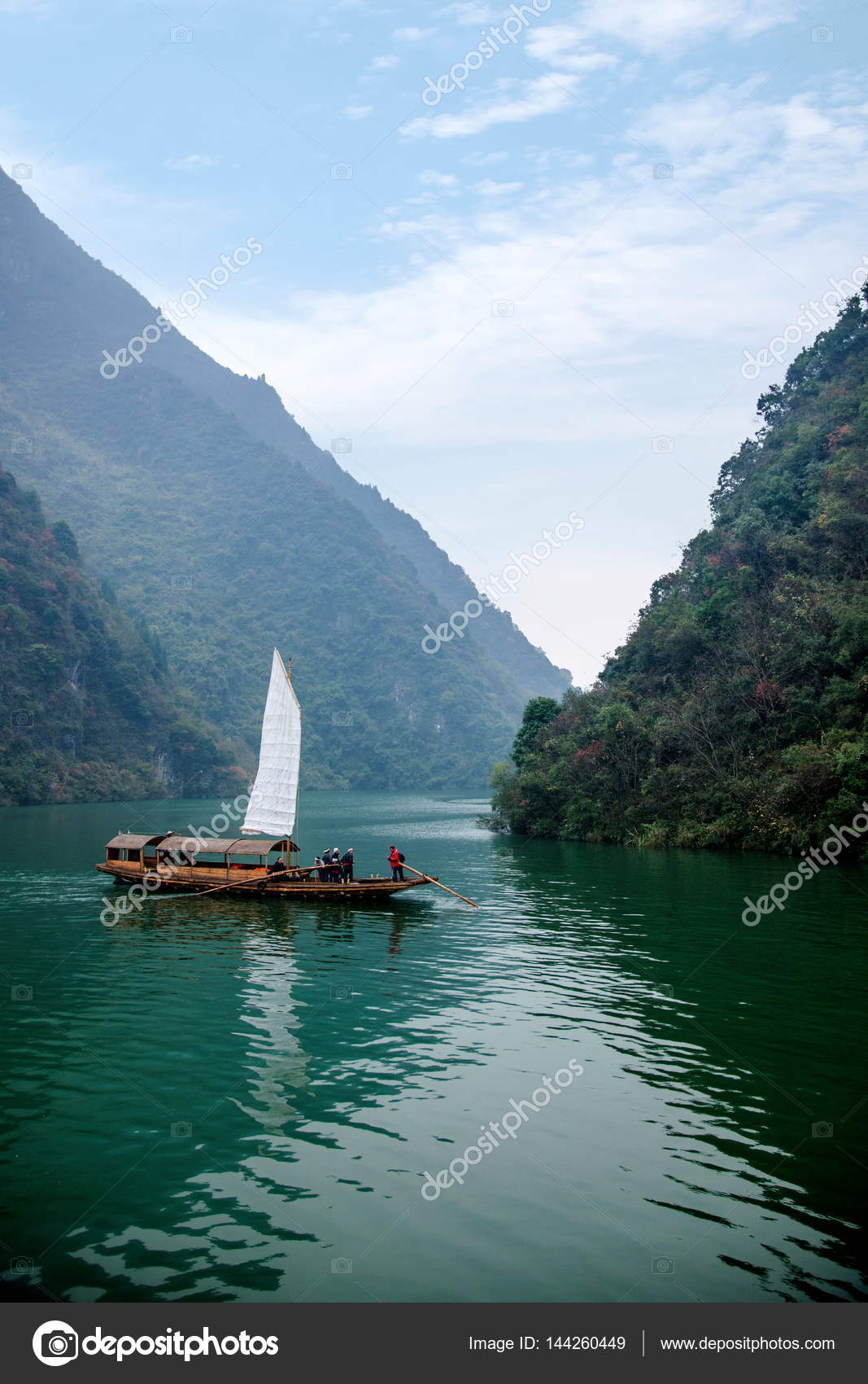 Hubei Badong Yangtze River Wu Gorge mouth chain Creek sailboat — Stock ...