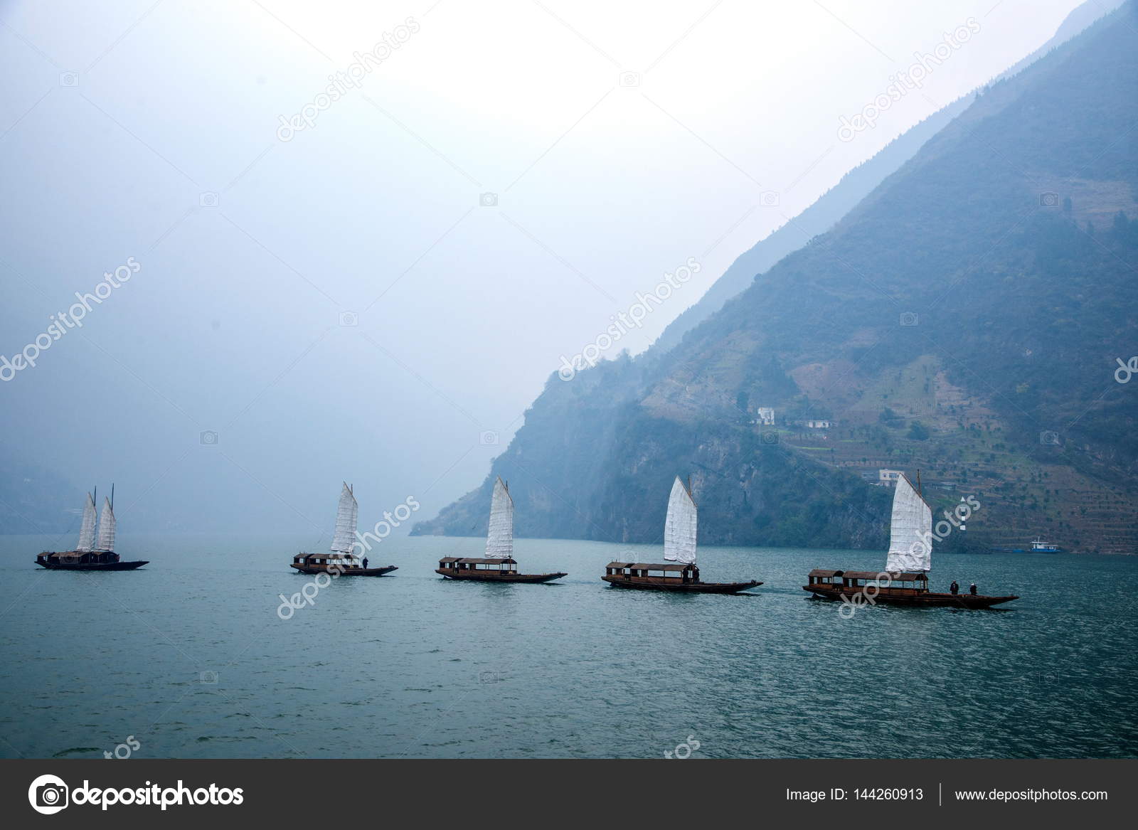 Hubei Badong Yangtze River Wu Gorge mouth chain Creek sailboat — Stock ...