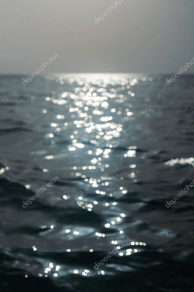 Miradas en el agua. Los rayos del sol en las suaves olas del Caribe ...