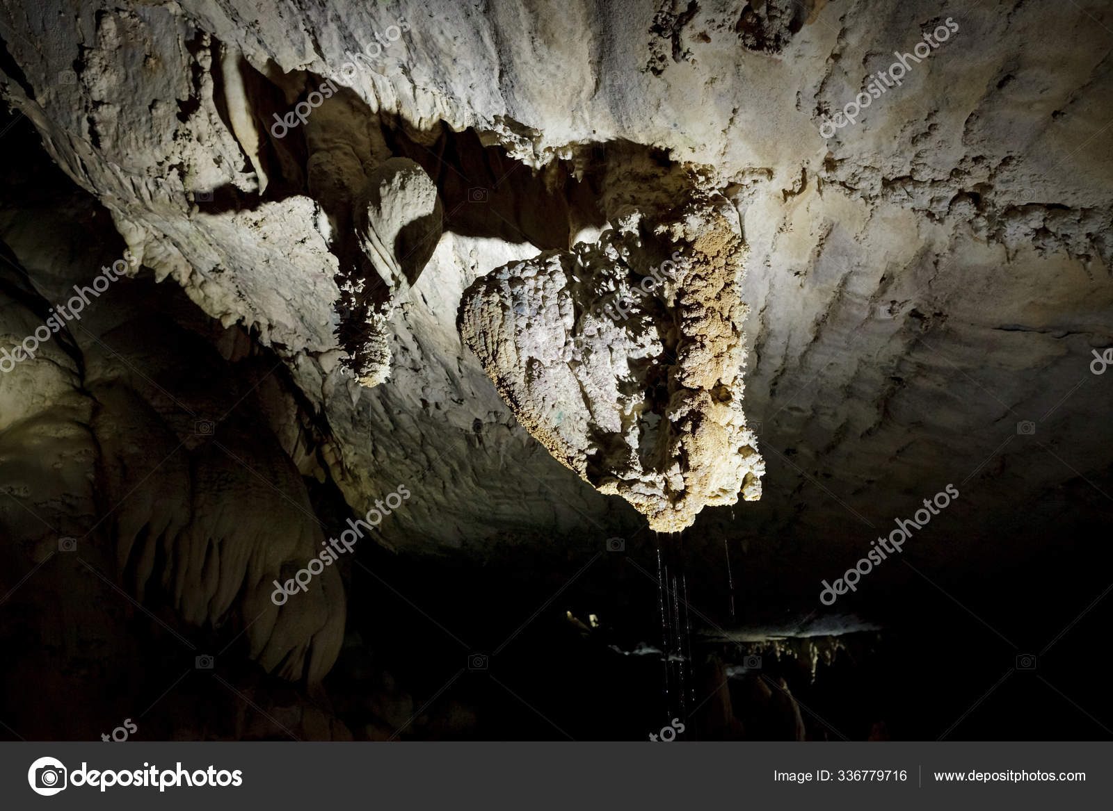 Limestone cave at Gunung Mulu national park Stock Photo by ©Juhku 336779716