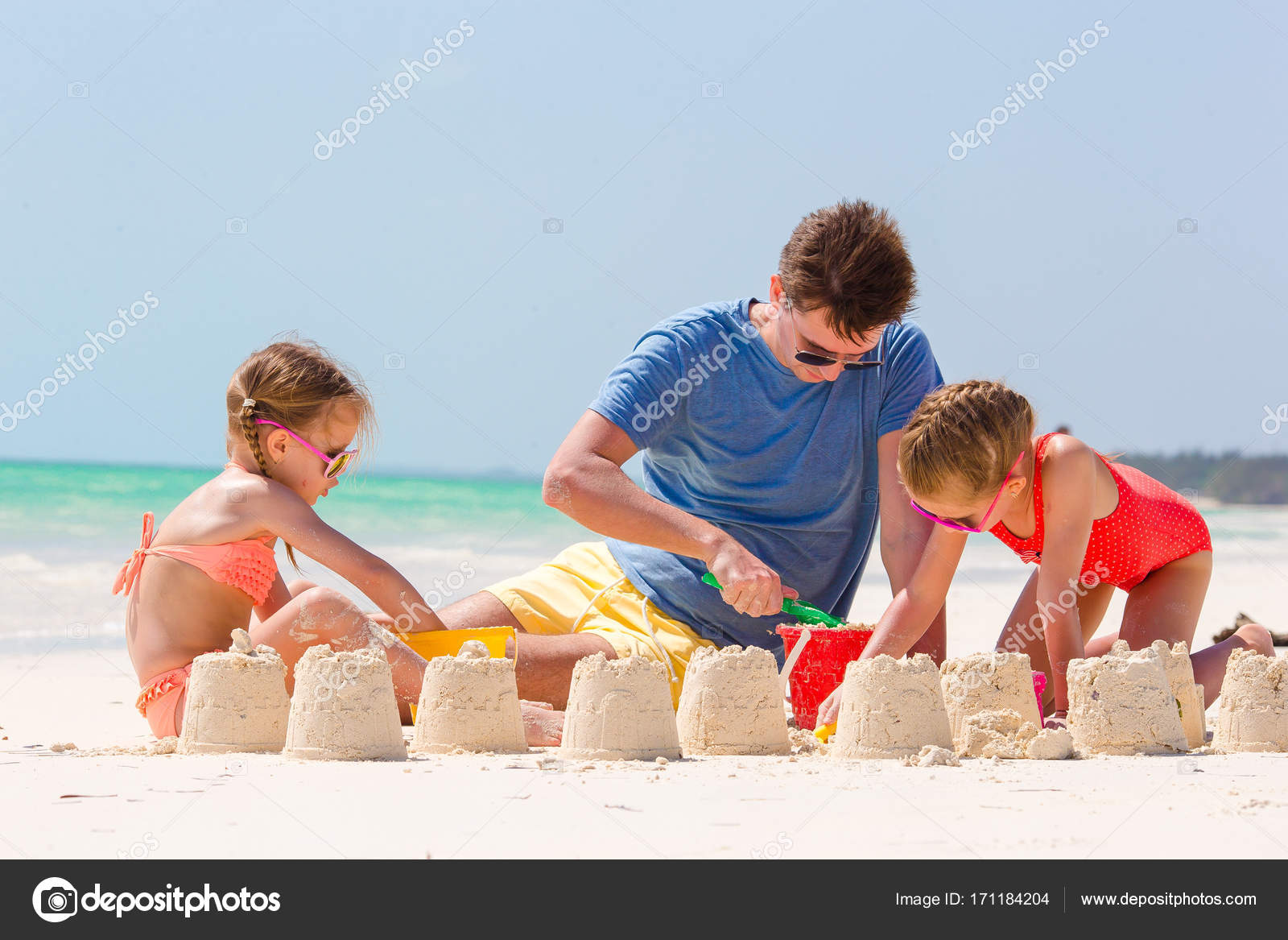 Father and kids making sand castle at tropical beach — Stock Photo © d ...