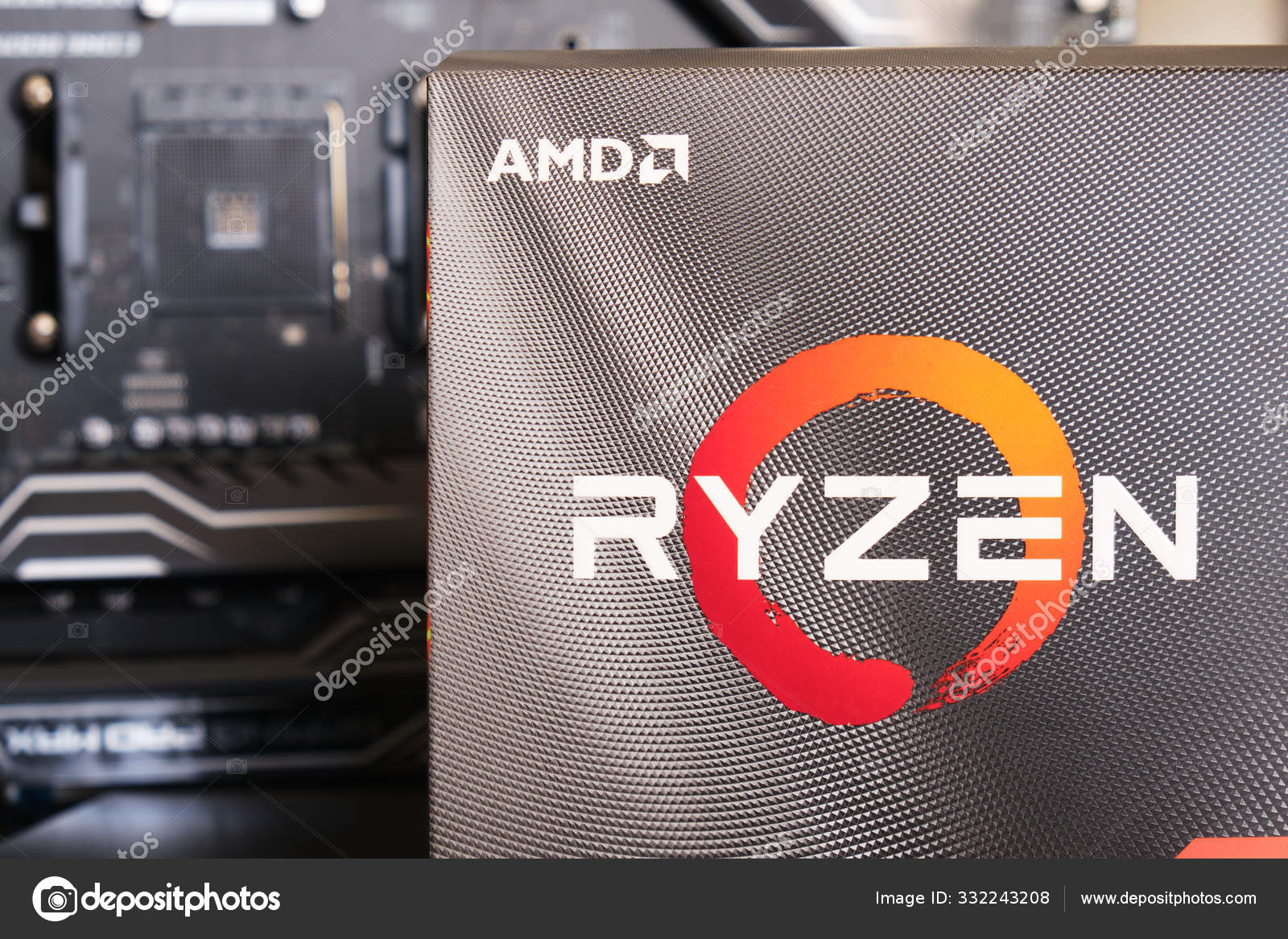 Caja de CPU AMD Ryzen delante de una placa base . — Foto editorial de ...