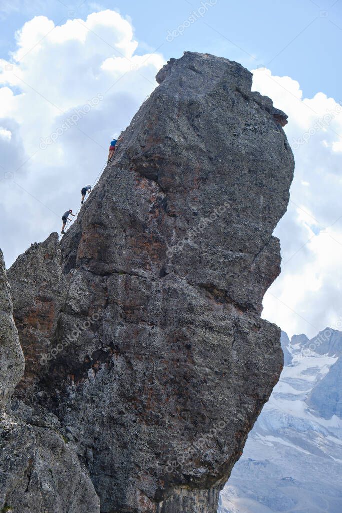 Torre de roca inclinada en vía ferrata Delle Trincee (que significa ...