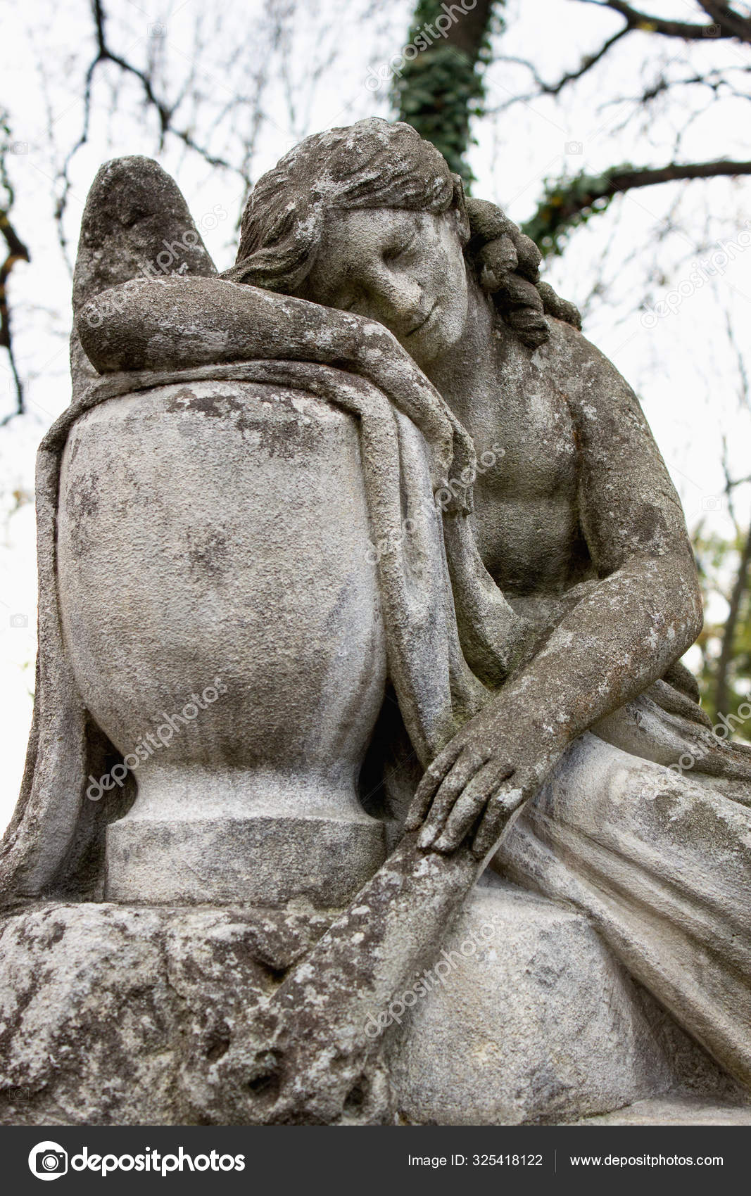 Image Woman Crying Grave — Stock Photo © vlady1984 #325418122