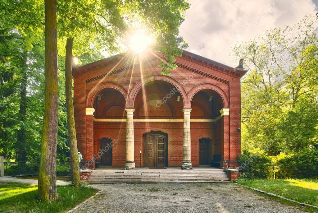 el sol detrás de un templo en un parque 2022