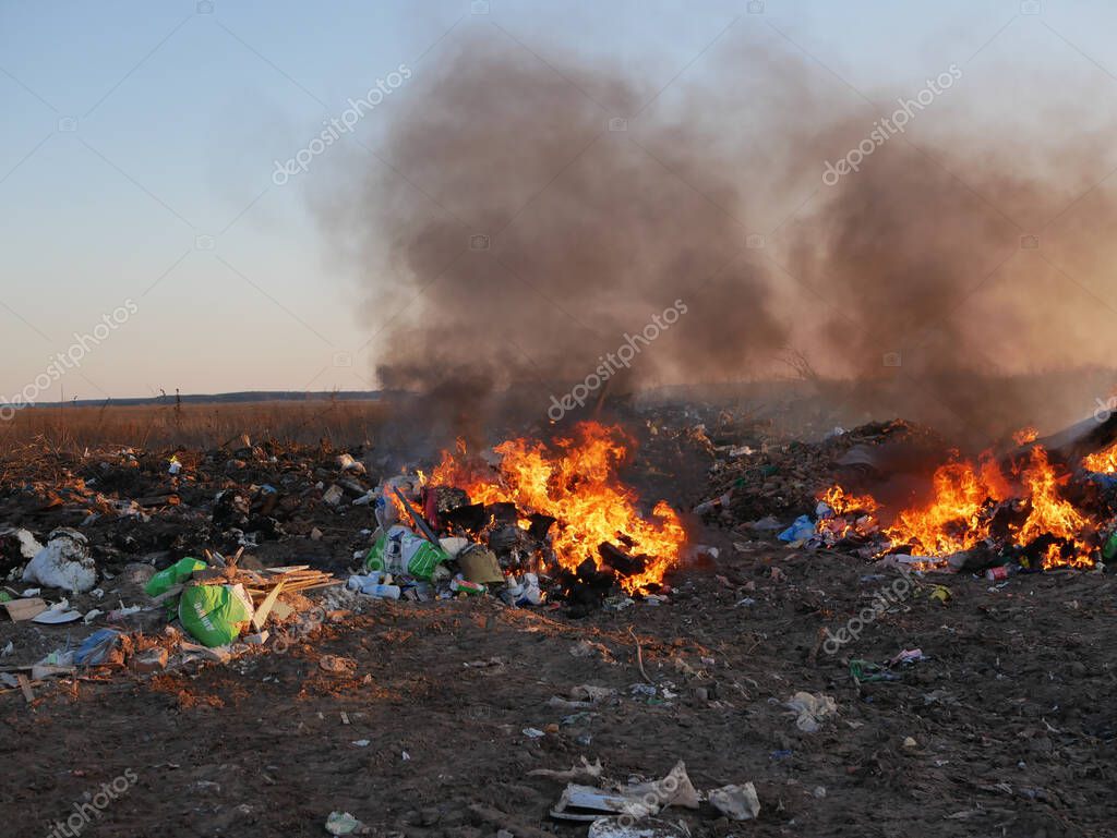 quemando basura. preocupación por el medio ambiente. contaminación ...