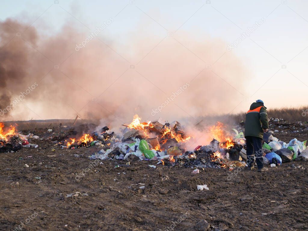 quemando basura. preocupación por el medio ambiente. contaminación ...