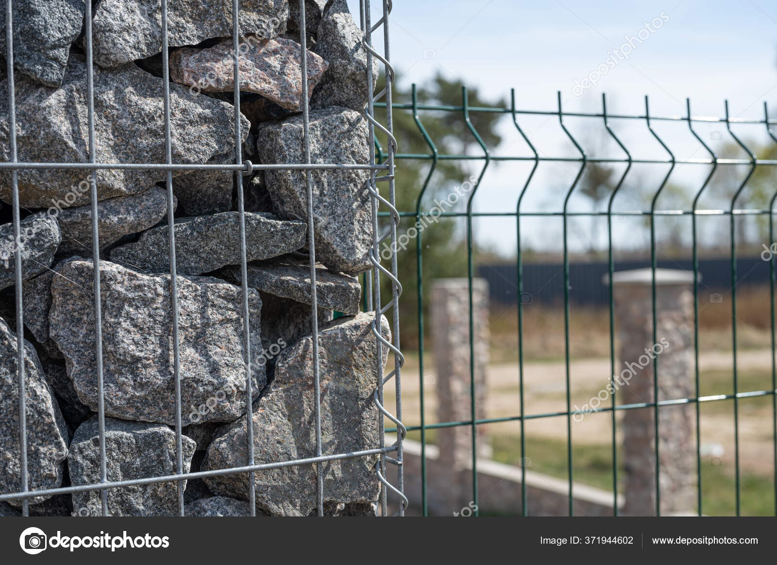 Broken Stone Iron Wire — Stock Photo © kay4yk180718@gmail.com #371944602