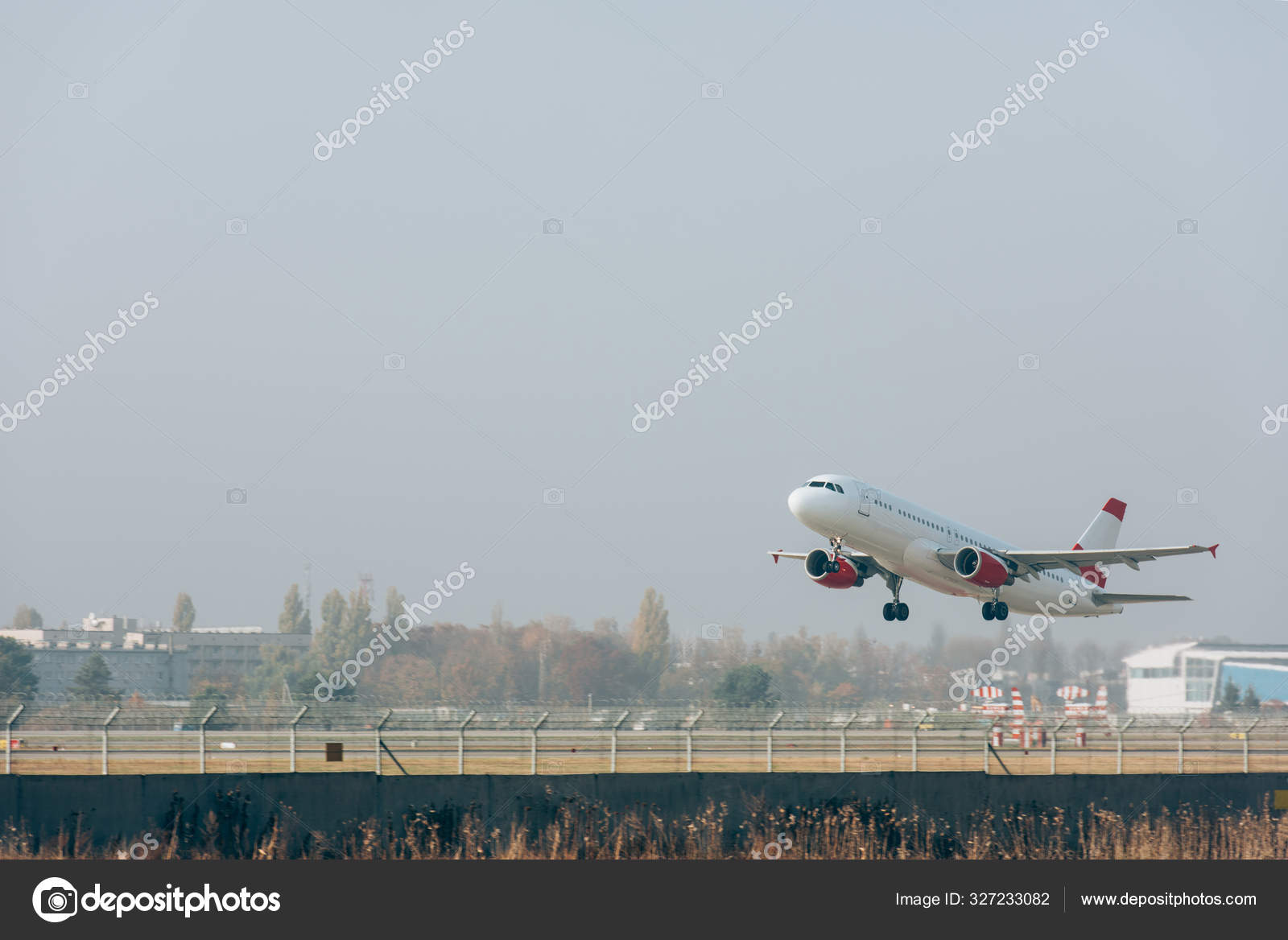 Avión Jet Sobre Pista Aterrizaje Del Aeropuerto Con Cielo Nublado ...