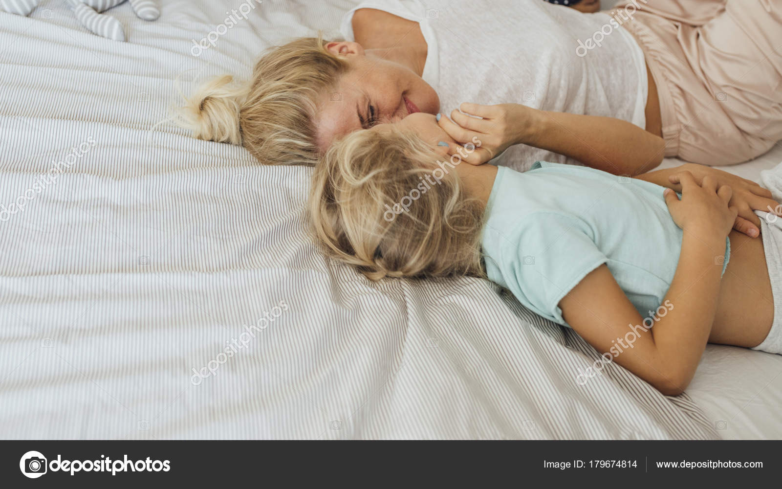 Mother Daughter Bed — Stock Photo © luminastock #179674814
