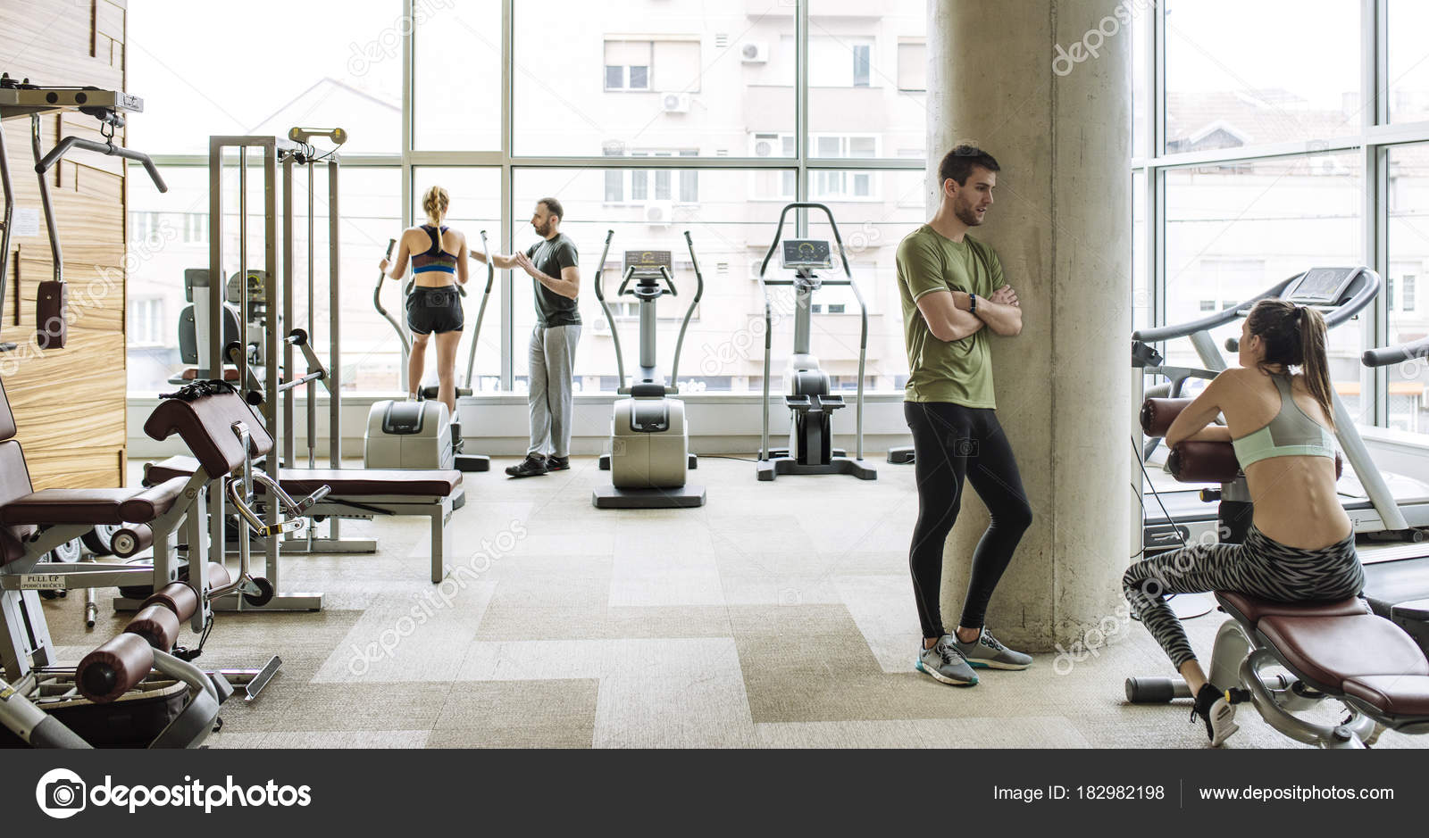 Gente ejercitándose en el gimnasio: fotografía de stock © luminastock ...