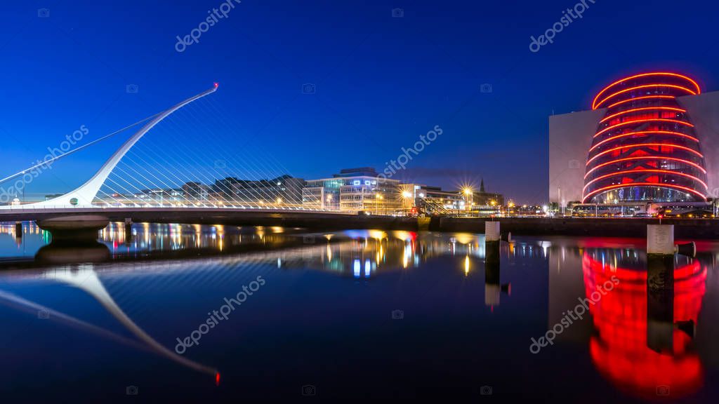 Hora azul en los muelles de Dublín, puente Samuel Beckett y centro de ...